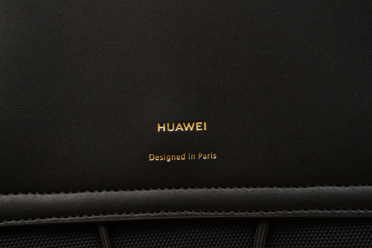 HUAWEI Classic Backpack レビュー | 高級感あるミニマルデザイン、中の構造を解説してみた | じゃが畑