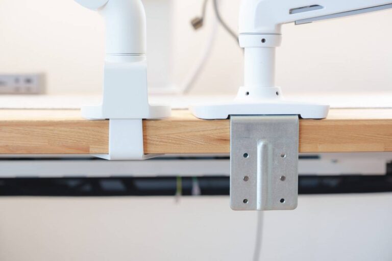 COFO 無重力モニタアーム Pro レビュー | ミニマルでマットなモニターアーム。40インチまで支えられる | じゃが畑