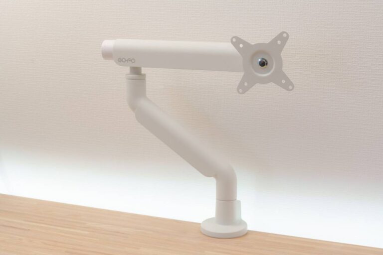 COFO 無重力モニタアーム Pro レビュー | ミニマルでマットなモニターアーム。40インチまで支えられる | じゃが畑