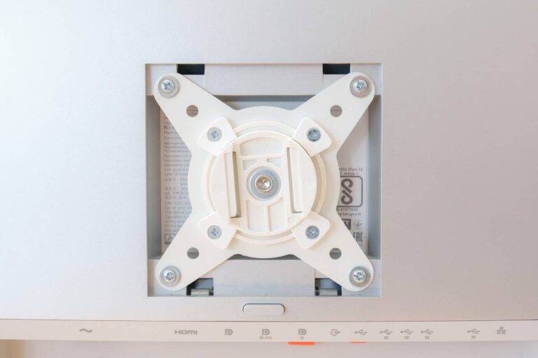 COFO 無重力モニタアーム Pro レビュー | ミニマルでマットなモニターアーム。40インチまで支えられる | じゃが畑