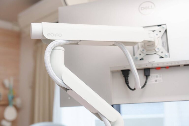 COFO 無重力モニタアーム Pro レビュー | ミニマルでマットなモニターアーム。40インチまで支えられる | じゃが畑